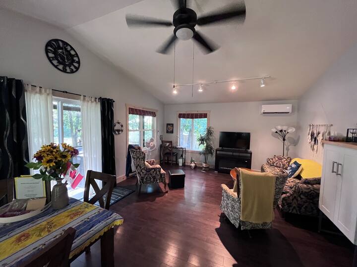 Private Cabin With Hot Tub And Gazebo At Rock Lake - Manitoba