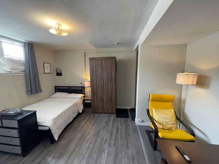 Private Studio W/private Bath+parking+wifi+laundry - Toronto, ON