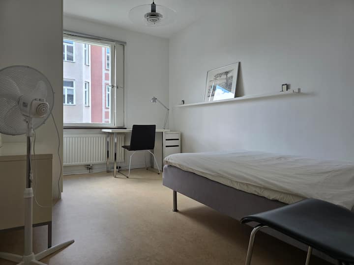 Great Central Room In Lovely Popular Södermalm - Stockholm