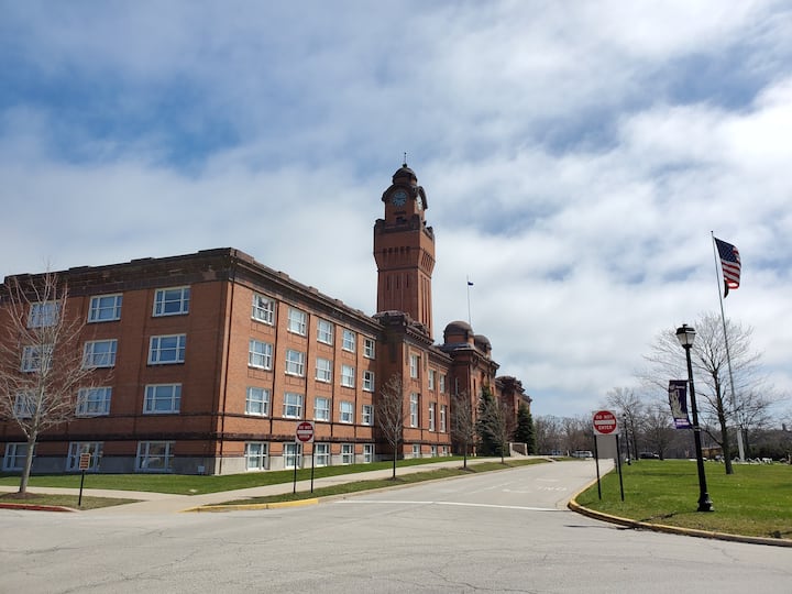 Comfortable Stay Guaranteed! Unit W/ Full Kitchen! - Gurnee, IL