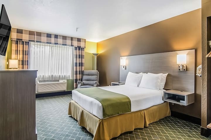 Pets Allowed! With Free Breakfast & Parking! - Poulsbo, WA