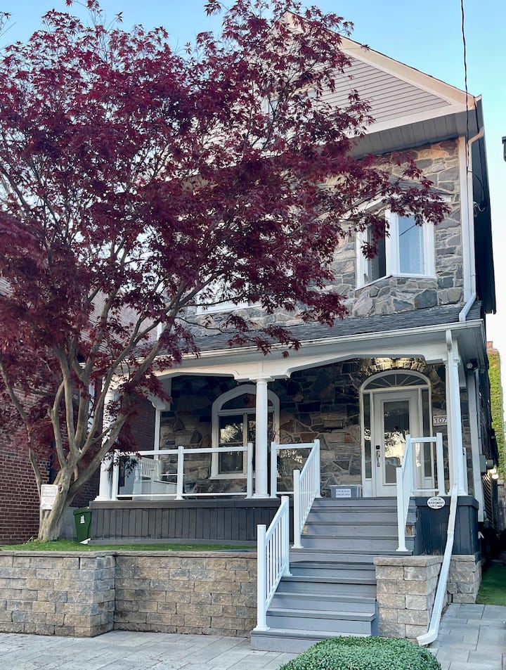 Chic Beaches Area Oasis With Office & Terrace - Toronto