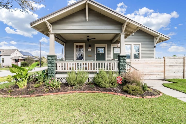 Acadian Home Downtown Dog Friendly Fenced Yard - Lafayette, LA