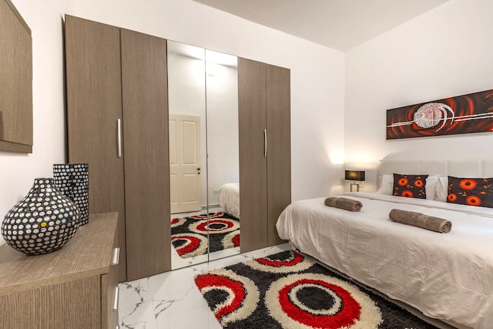 Stay Steps Away From Sea | Sleeps 4 - Valeta