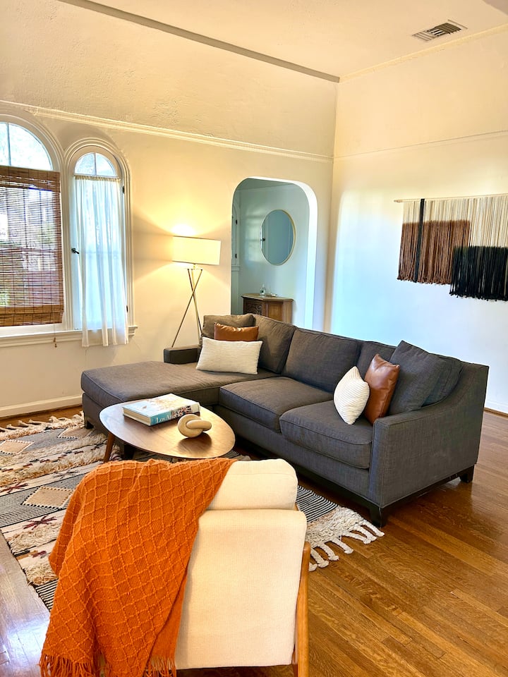Spacious Spanish Villa W/backyard - Century City - Los Angeles