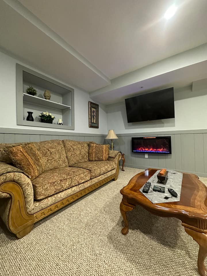 Riverfront Home,sauna,gym.15 Min Airport. Sleeps 8 - Brampton