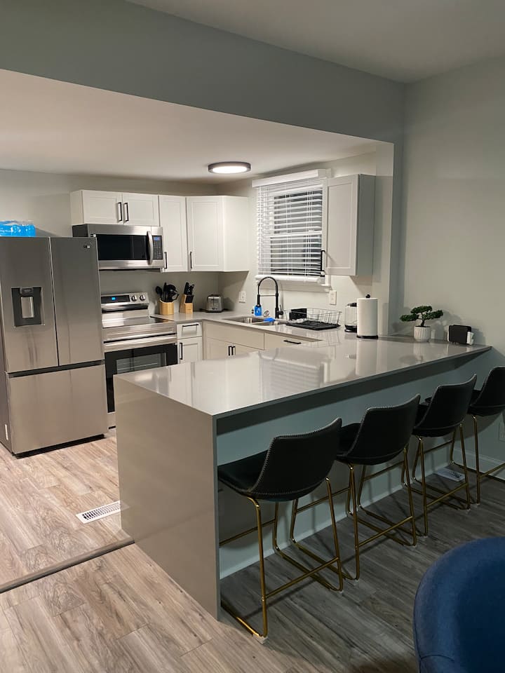 Modern One Bedroom Walking Distance To Breweries - Huntsville, AL