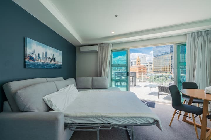 Chic Princes Wharf Studio | City View | Parking - Auckland