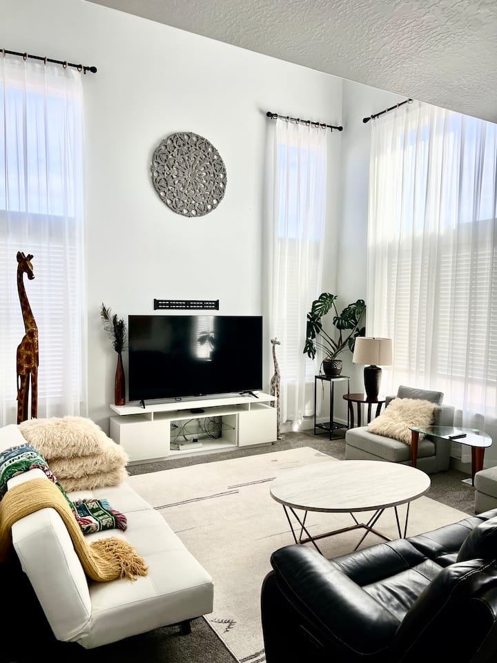 New Stylish 4-bd House W/ Mountain View+2 Garages! - Lehi, UT