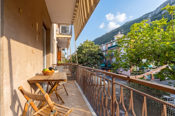 Hostdomus - Bilocale Sul Borgo - Finale Ligure