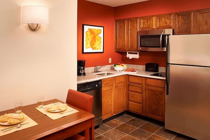 Pleasant Stay! Outdoor Pool, Pets Allowed! - Waukegan, IL