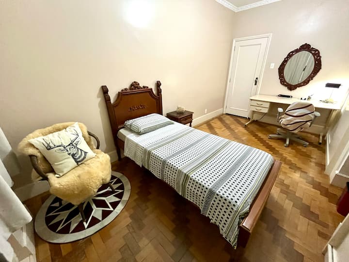 Quarto Em Frente A Santa Casa, 1 Km Da Rodoviária - Porto Alegre