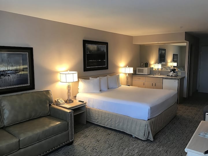 Short Ride To Seaside Aquarium! Free Parking! - Warrenton, OR