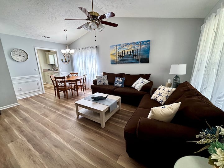 Sapphire Retreat: Pet Friendly - Walk To The Beach - Oak Island, NC