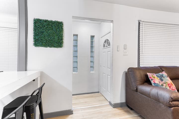 Modern Home In Detroit/ 4qbeds - Dearborn, MI