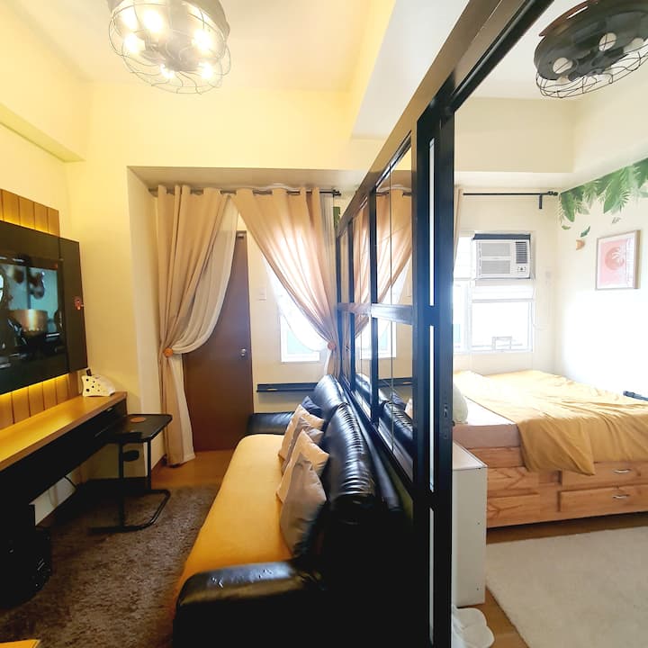 Alabang 1br Penthouse W/ Balcony Pool Gym Netflix - Las Piñas