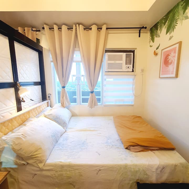 Alabang 1br Penthouse W/ Balcony Pool Gym Netflix - Muntinlupa