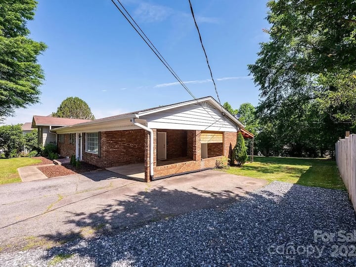 Hickory Cozy House , 2 Bedrooms, 1 1/2 Bathrooms - Hickory, NC