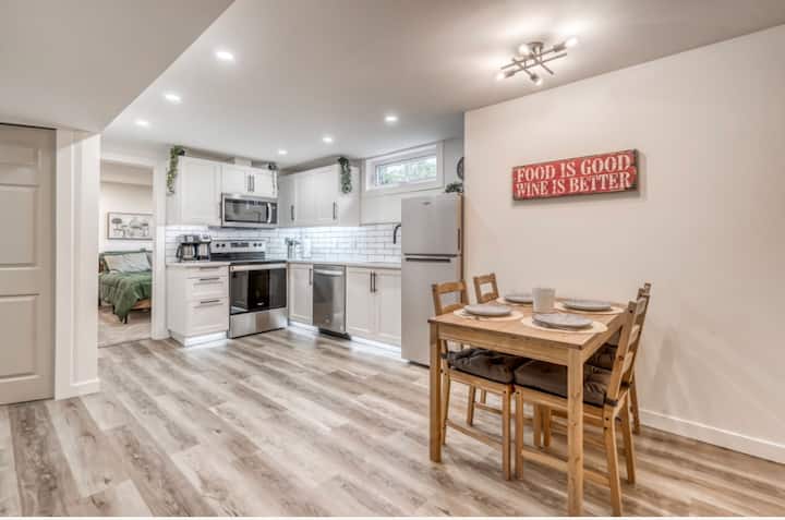 Modern Suite 2-bedroom/king/queen/pacman - Cochrane