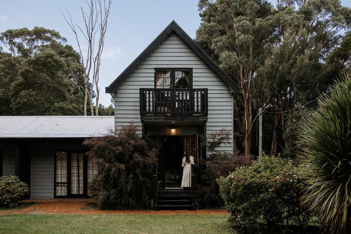 Quarters 1 - The Quarters - Romantic Loft Bedroom - Strahan