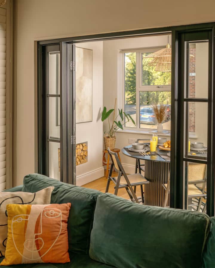 The Riverside Haven - Quirky Riverside Apartment -