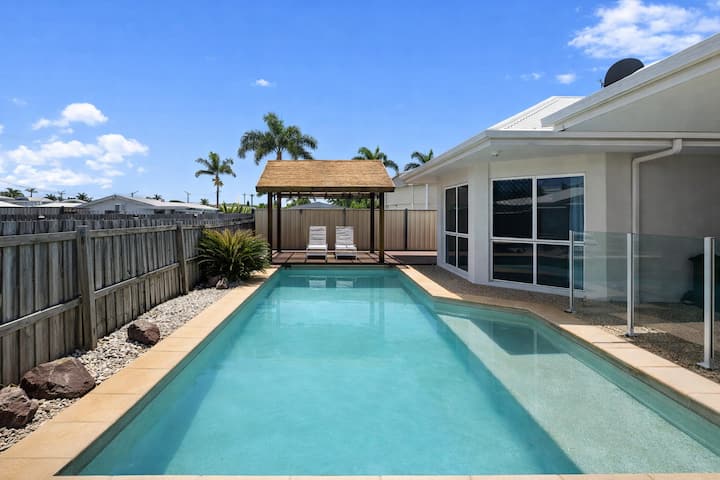 Seaside Retreat | Pool, Pets & Steps To Beach! - Sunshine Coast