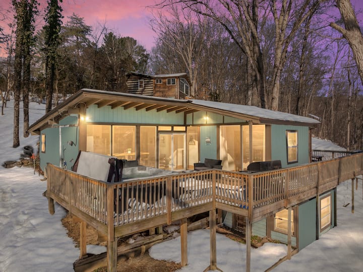 Lazy Lake Cabin W/ Mtn Views + Hot Tub + Ac +Wi-fi - Rileyville, VA