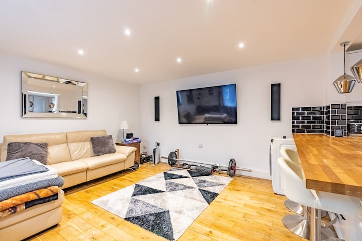 Modern, Sleek And Comfy - St Albans