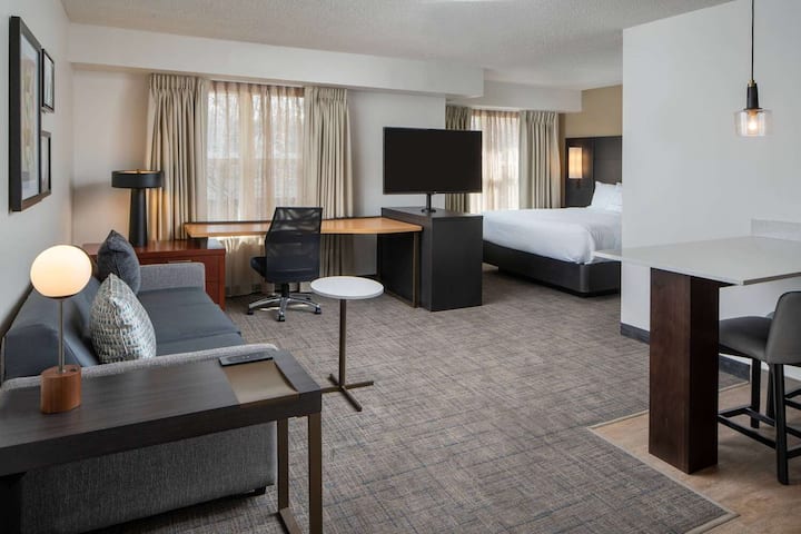 Get An Overall Fantastic Stay! Free Breakfast! - Fairfax, VA