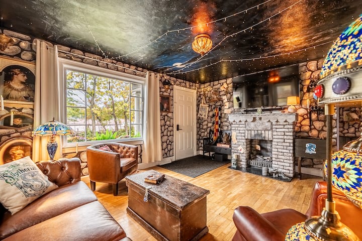 Wizard House W/ King & Escape Rm - West Virginia