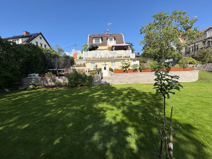 Gula Villan På Höjden - Solna