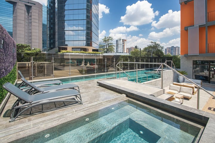 Eon Deluxe King Z10 | Ac 2bath Pool Gym Parking - Guatemala City