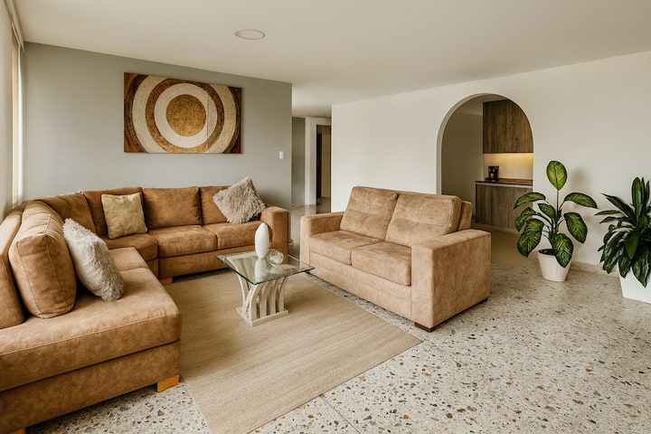 Subway, Supermarket, Restaurants, Office, Spacious - Medellín