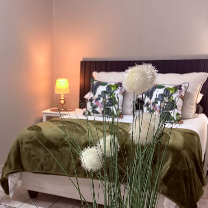 Happy Daze
Spacious 45m2 
Self-catering Apartment - Swellendam