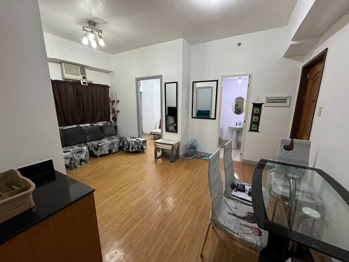 Spacious 2br Condo For Getaways W/parking - Marikina