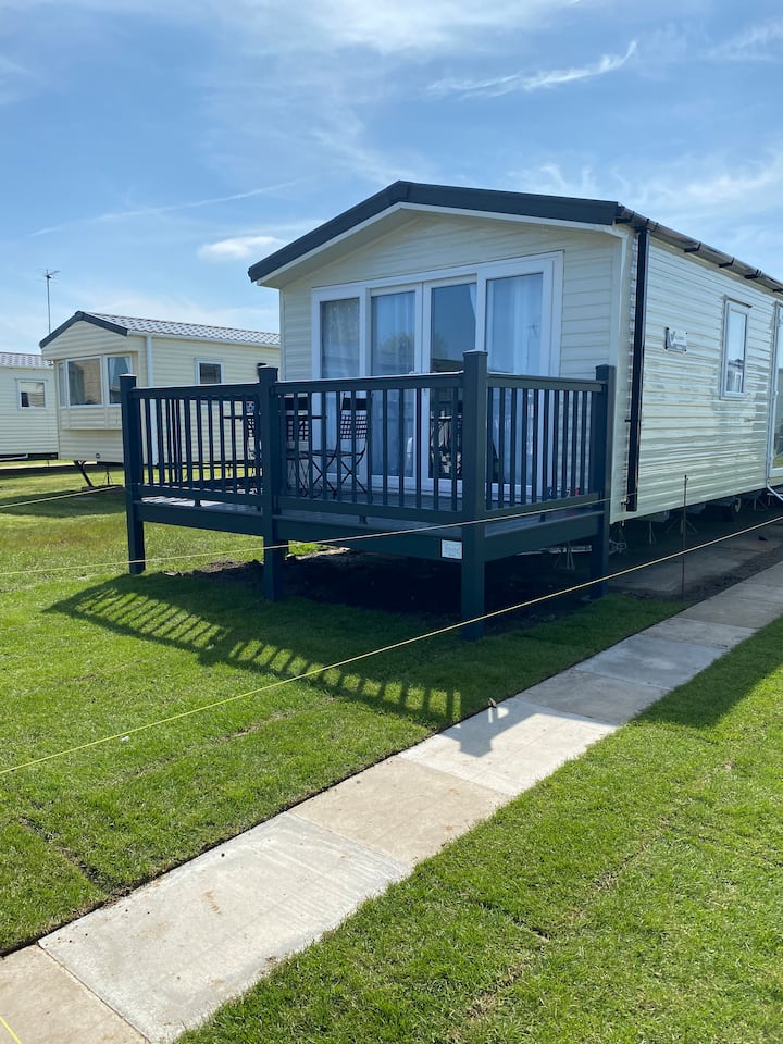 Stylish Caravan Near The Beach - Walton-on-the-Naze