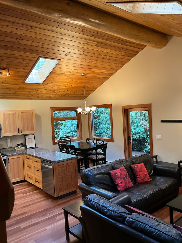 Abalone Inn - 3bdrm W/hot Tub 5 Min To Beach - Tofino