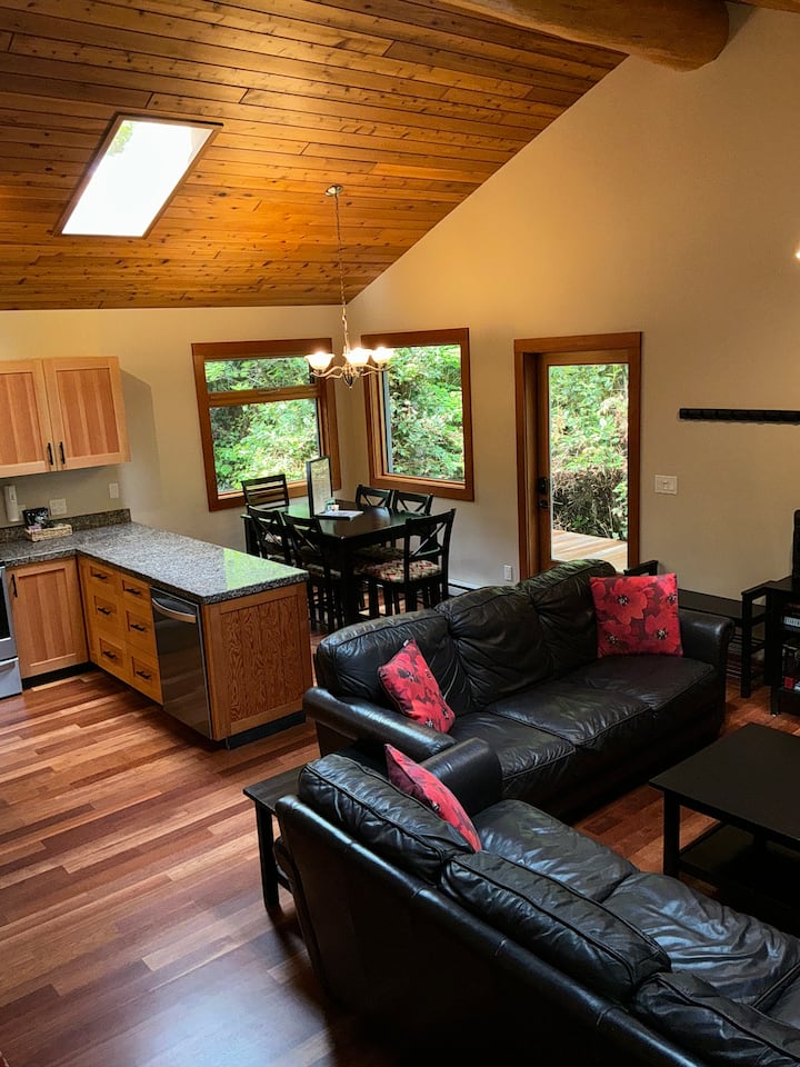 Abalone Inn - 3bdrm W/hot Tub 5 Min To Beach - Tofino
