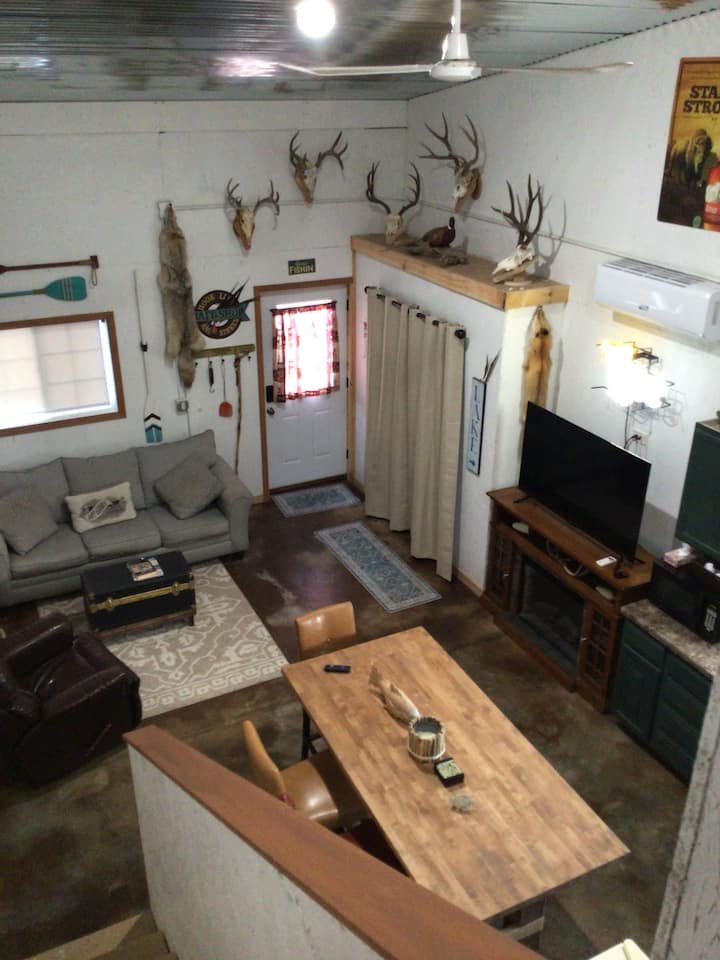 Rocky’s Lakeside Lodge - Snow, ND