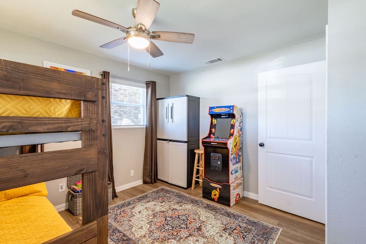 Cozy Cajun Cottage - With Arcade! - Stephenville, TX