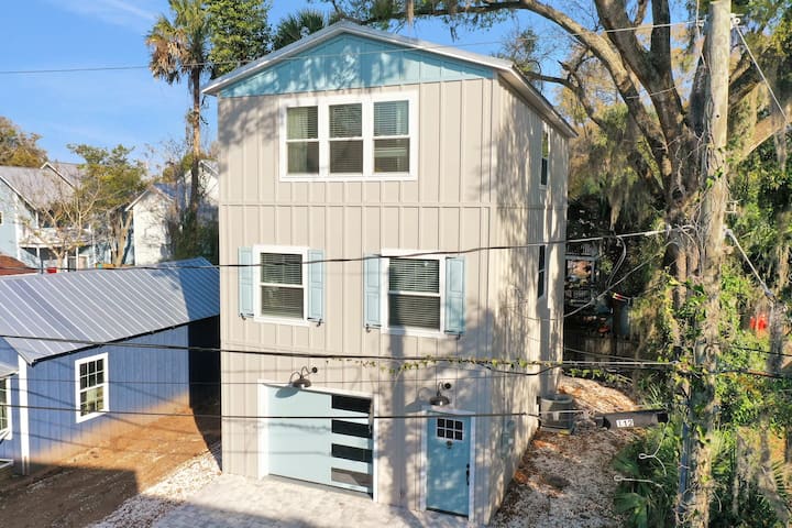 Modern 4/3 Retreat | Walk To Downtown St Augustine - St. Augustine, FL