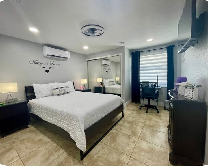 Cozy Suite 4 With Private Entrance. - Tampa, FL