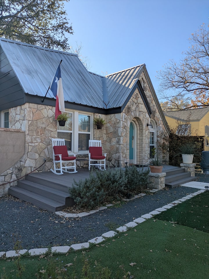 Country Cottage In Hyde Park - Austin, TX