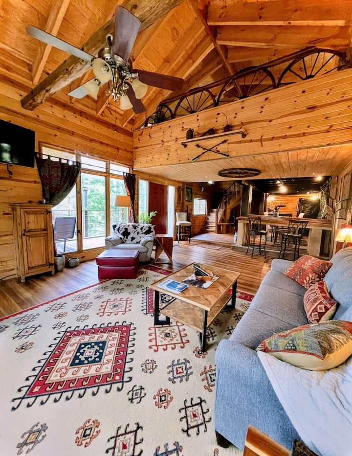Birmingham Cabin (Hot Tub, Wi-fi, Pet Friendly) - Cambridge, OH