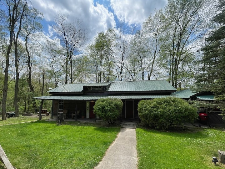 Birmingham Cabin (Hot Tub, Wi-fi, Pet Friendly) - Cambridge, OH
