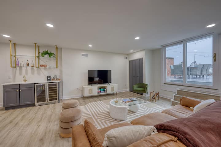 Deluxe Downtown Lancaster 3bd - Rooftop & Parking - Lancaster, PA