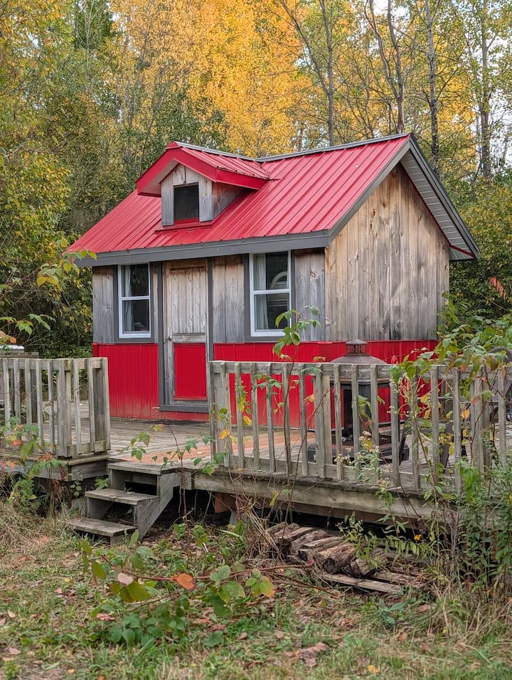 Tiny Red Cabin – Lakeside Escape Near Chelsea - Gatineau
