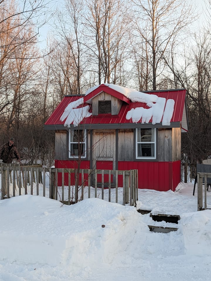 Tiny Red Cabin – Lakeside Escape Near Chelsea - Ottawa