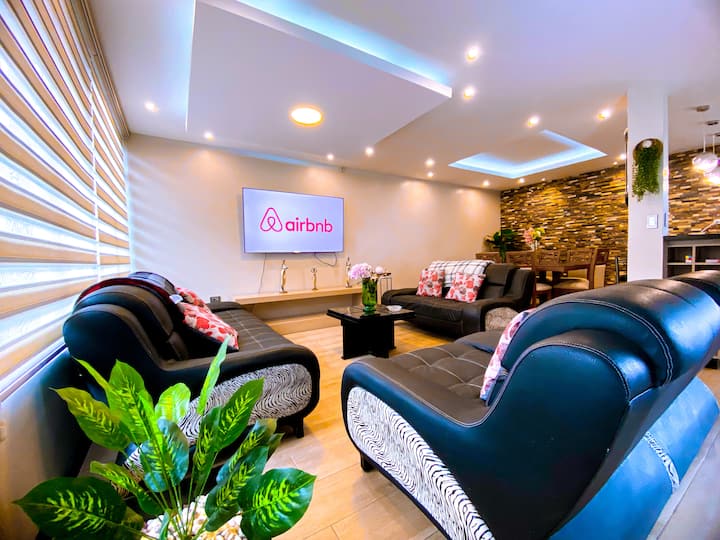 ¡Hermosa Casa De 3 Pisos Para Toda La Familia! - 