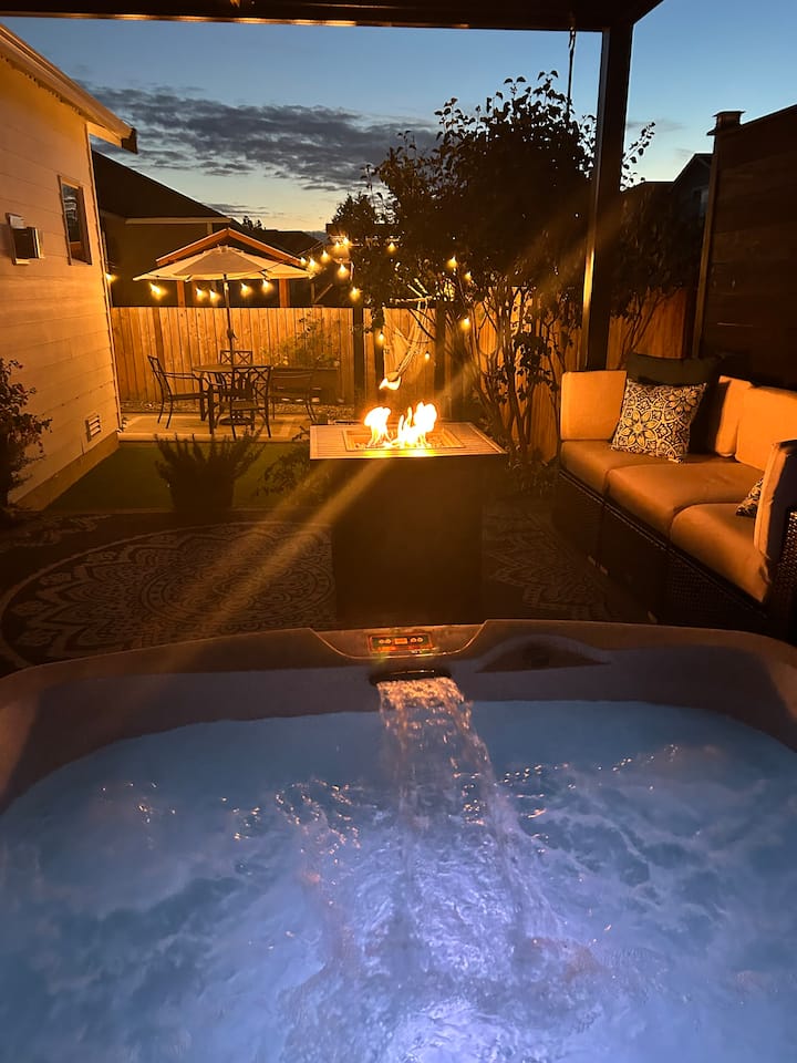 Mountain Country Chic Getaway - Enumclaw, WA
